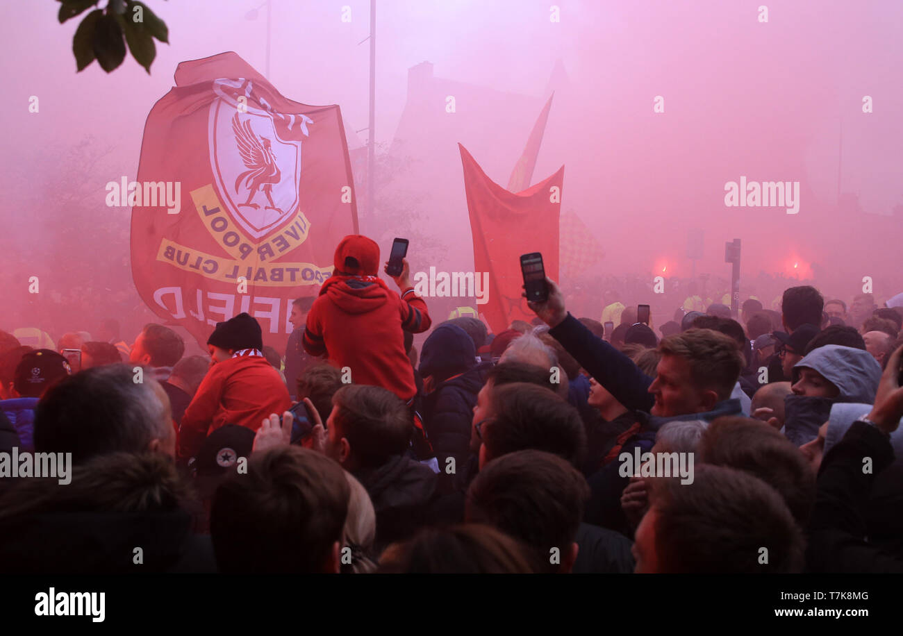 Barcelona fans with flares hi-res stock photography and images - Alamy
