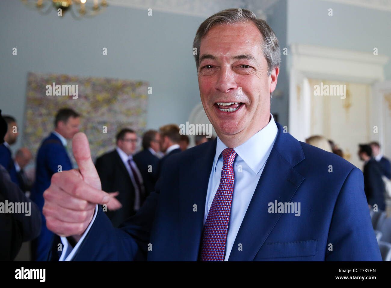 Nigel farage thumbs up hi-res stock photography and images - Alamy