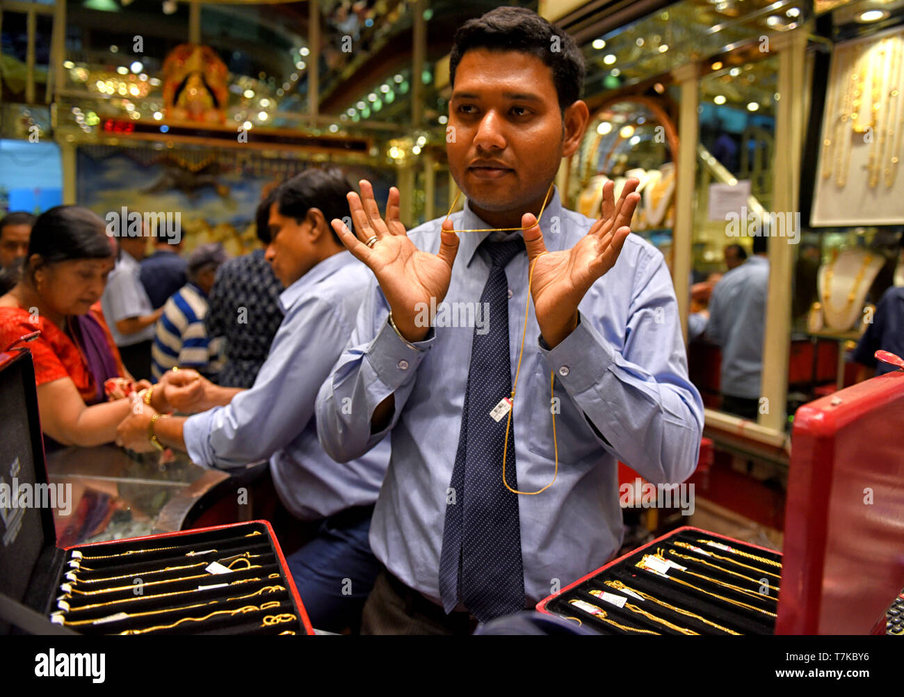 Gold jewelry gold necklace indian hi-res stock photography and images ...