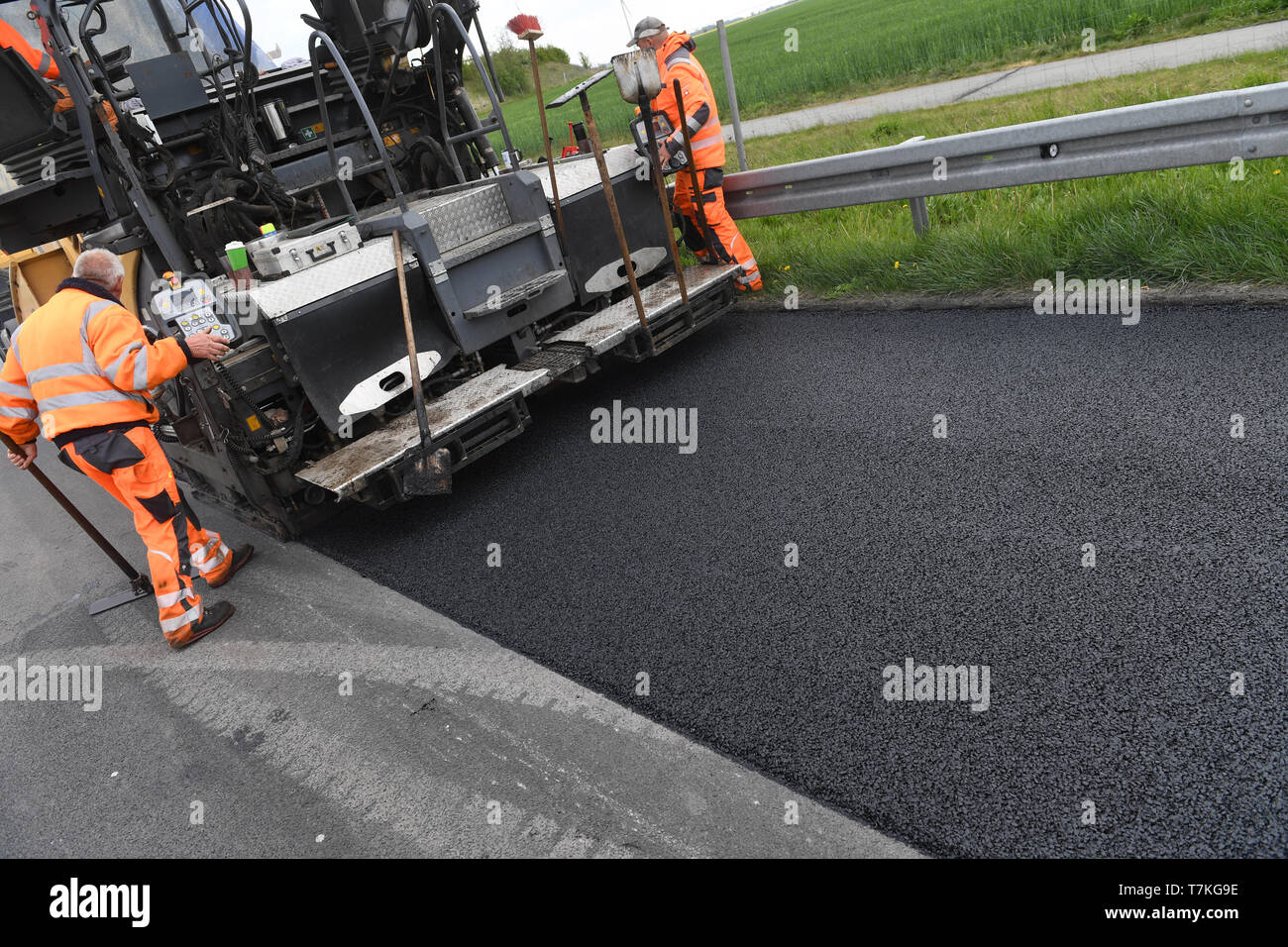 Things on pavement hi-res stock photography and images - Alamy