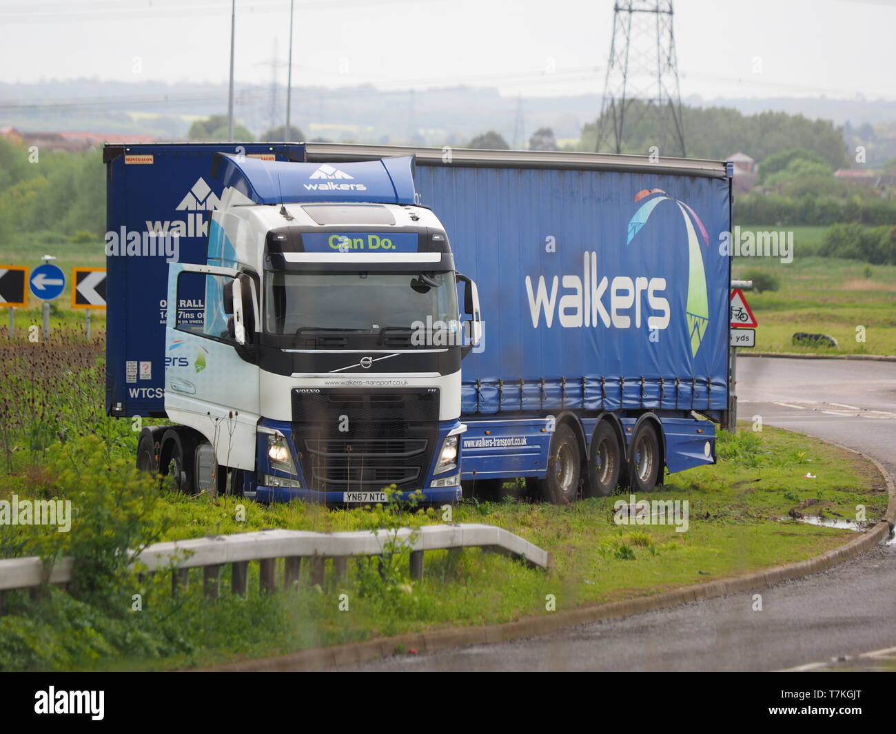 Articulated lorry stuck hi-res stock photography and images - Alamy