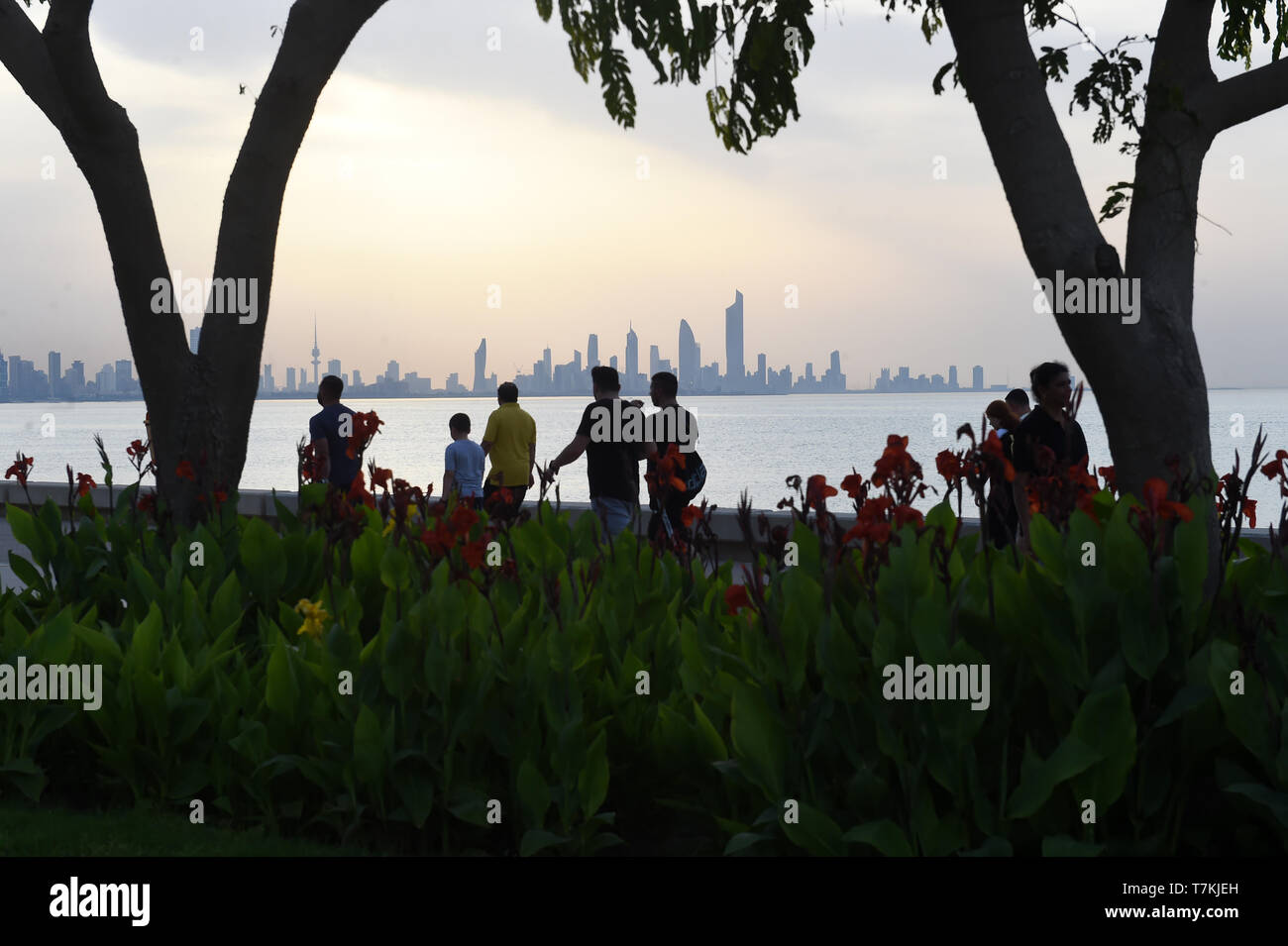 Kuwait City, Kuwait. 7th May, 2019. People walk on coastline of Arabian ...