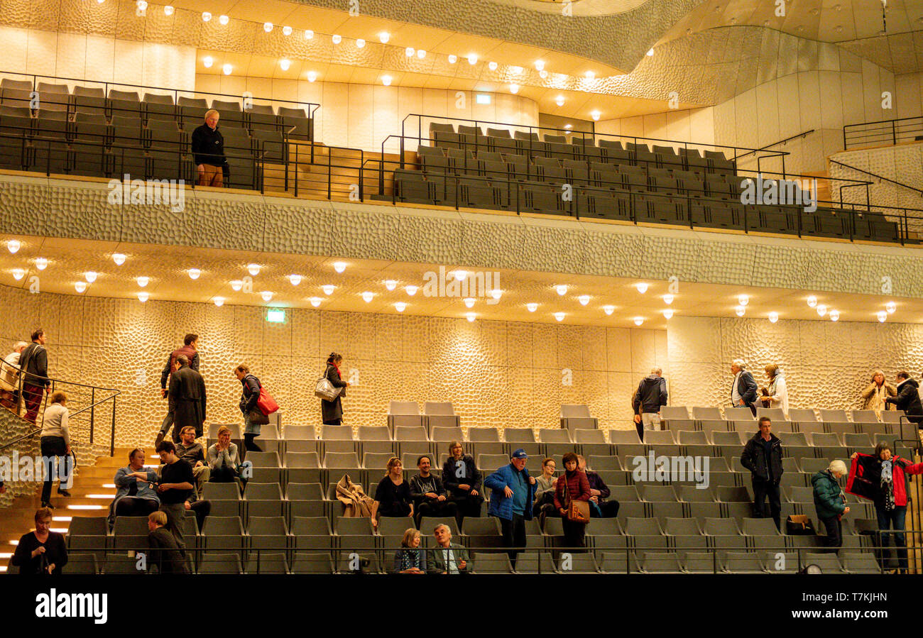 08 May 2019, Hamburg: After the dress rehearsal of "Le Grand Macabre ...