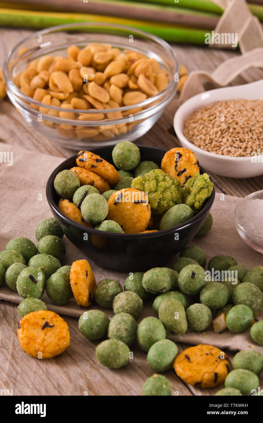 Wasabi coated peanuts Stock Photo - Alamy