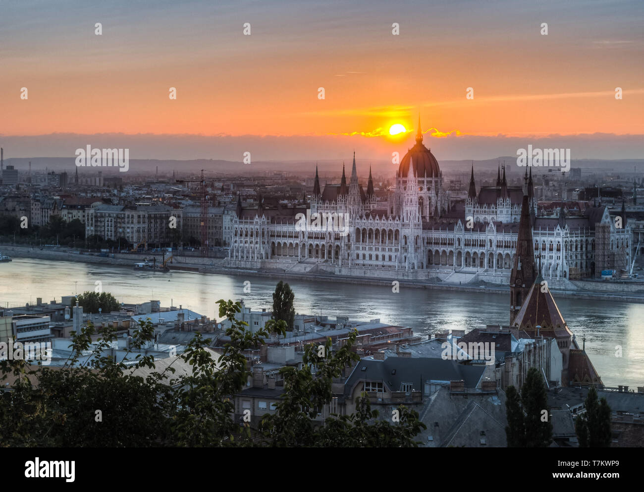 Budapest parliament sunrise hungary hi-res stock photography and images ...
