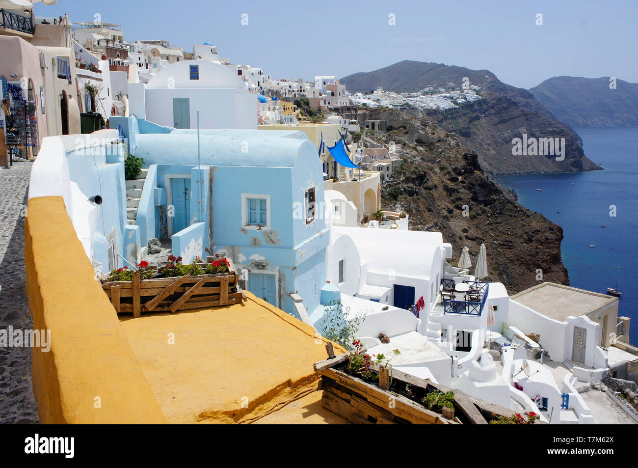 Greece white buildings blue dome hi-res stock photography and images ...