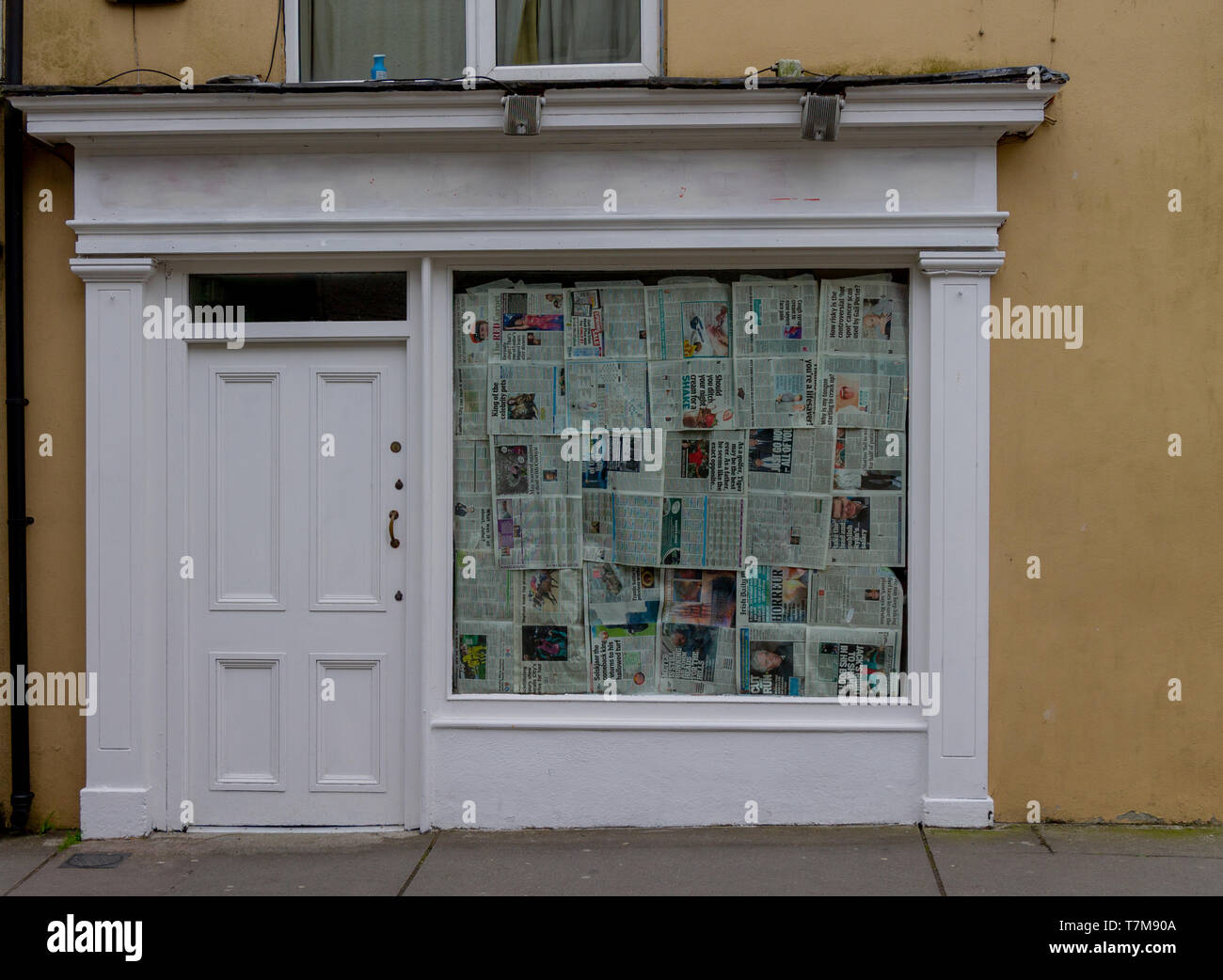 Empty shop window hi-res stock photography and images - Alamy