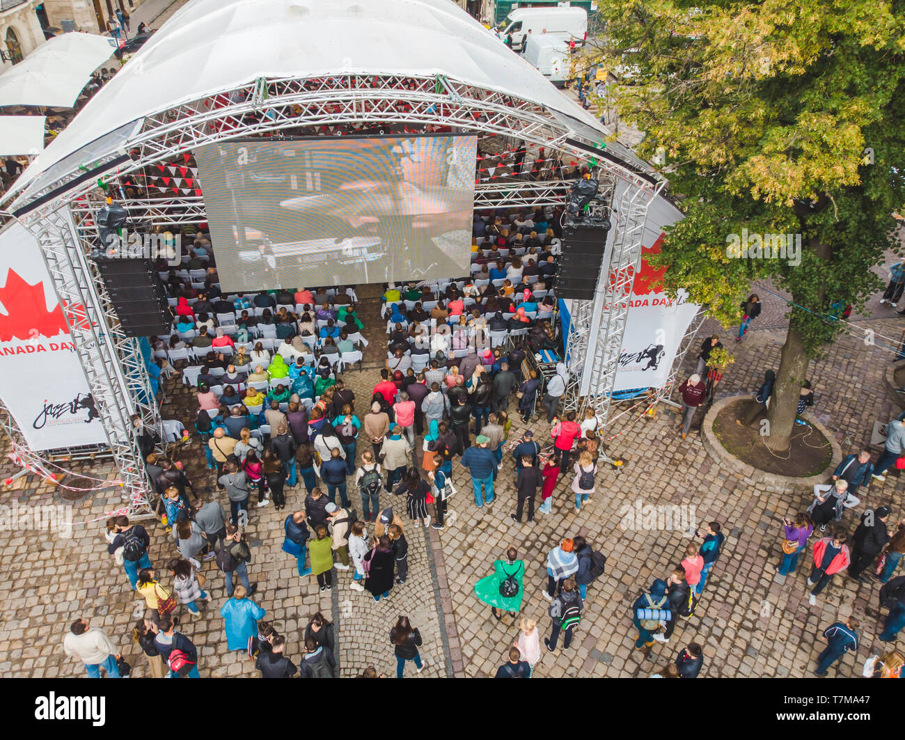Crowd overhead view concert hi-res stock photography and images - Alamy