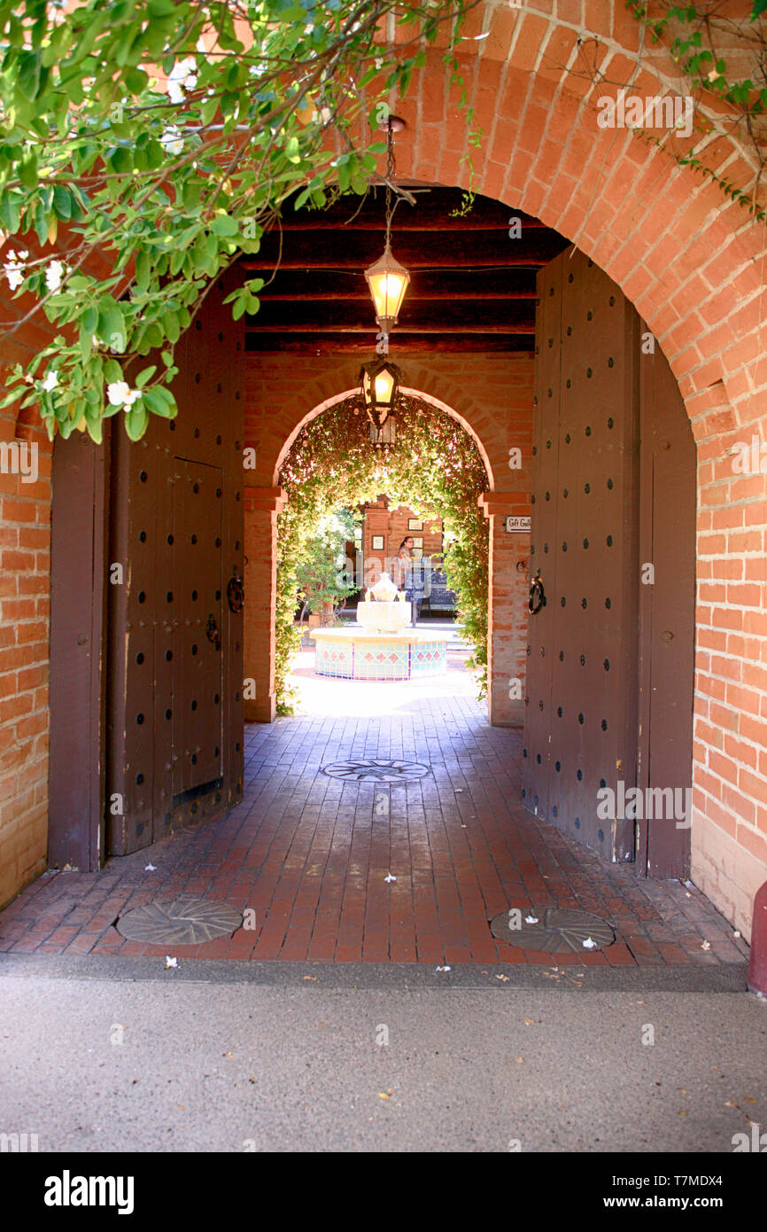 Red brick archway hi-res stock photography and images - Alamy