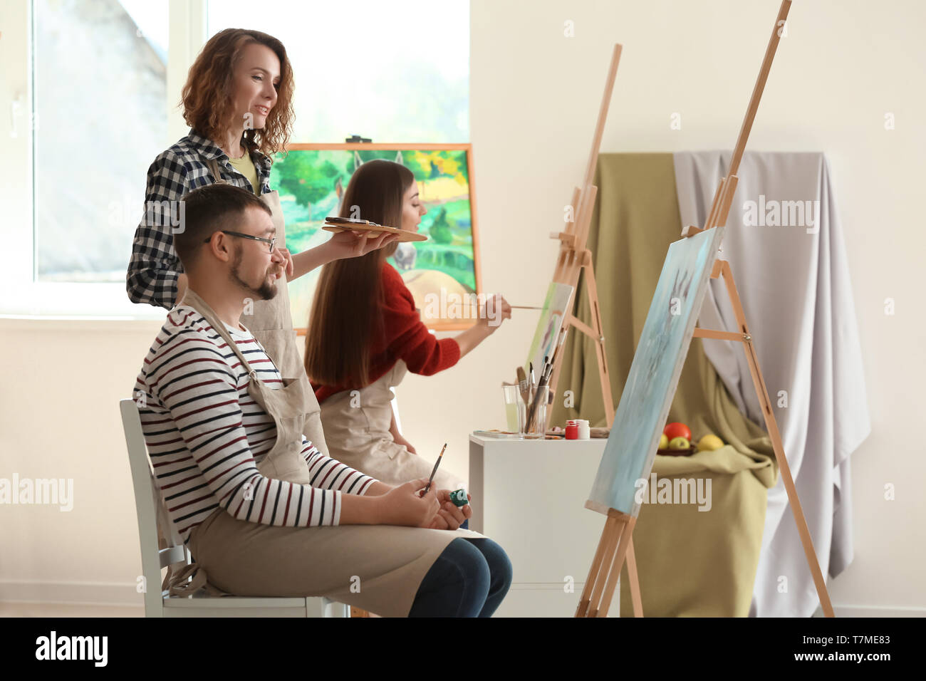 Artist helping woman drawing hi-res stock photography and images - Alamy