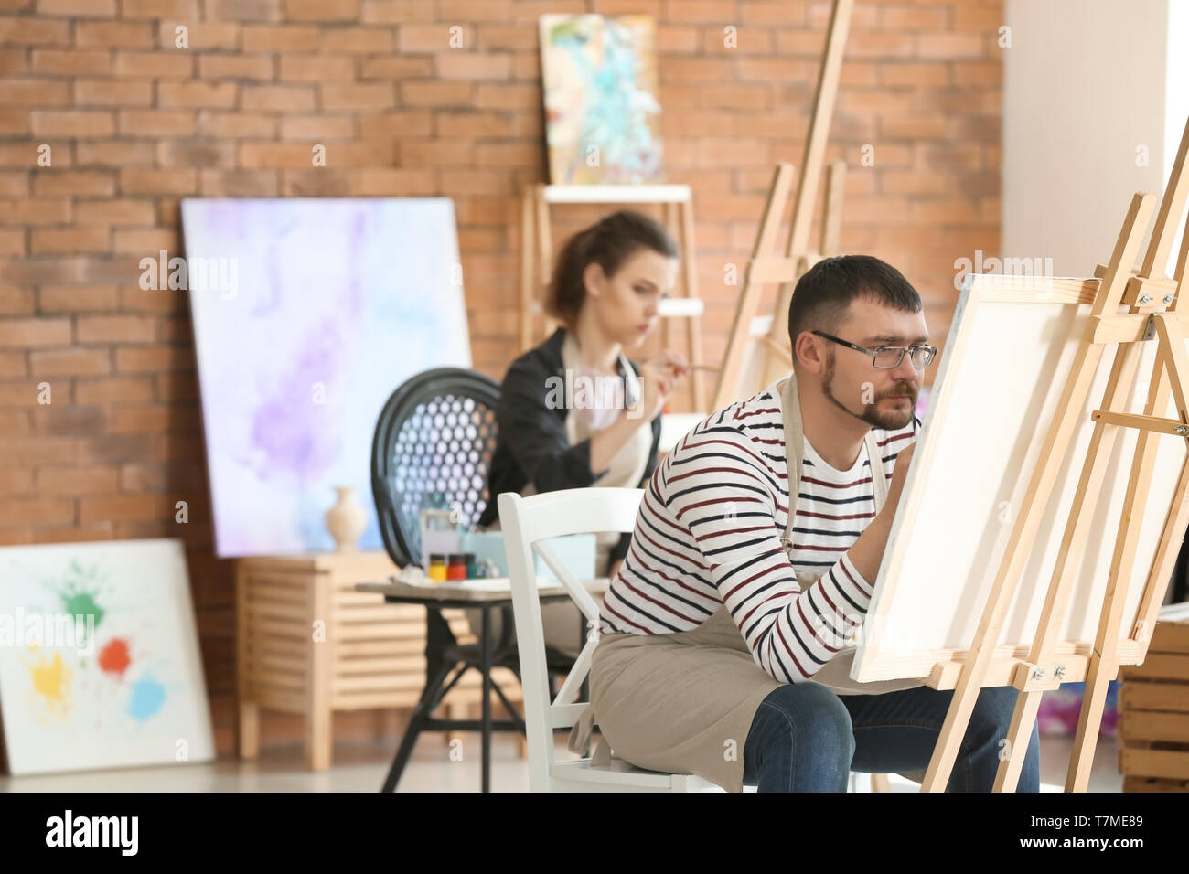 Male art student drawing at easel hi-res stock photography and images ...