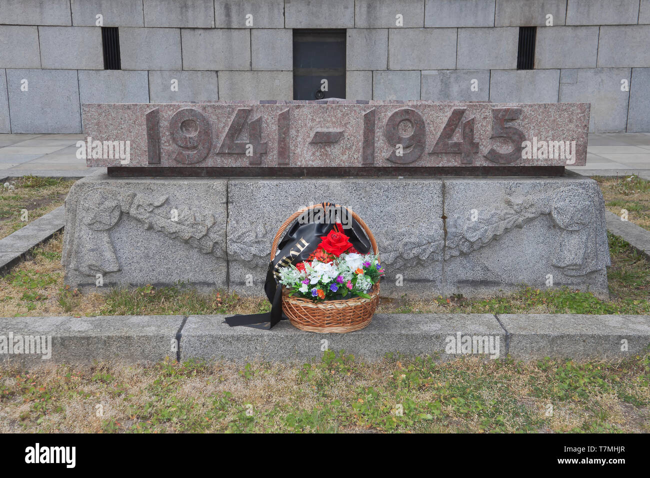 Soviet War Memorial, war memorial and military cemetery in Berlin's ...
