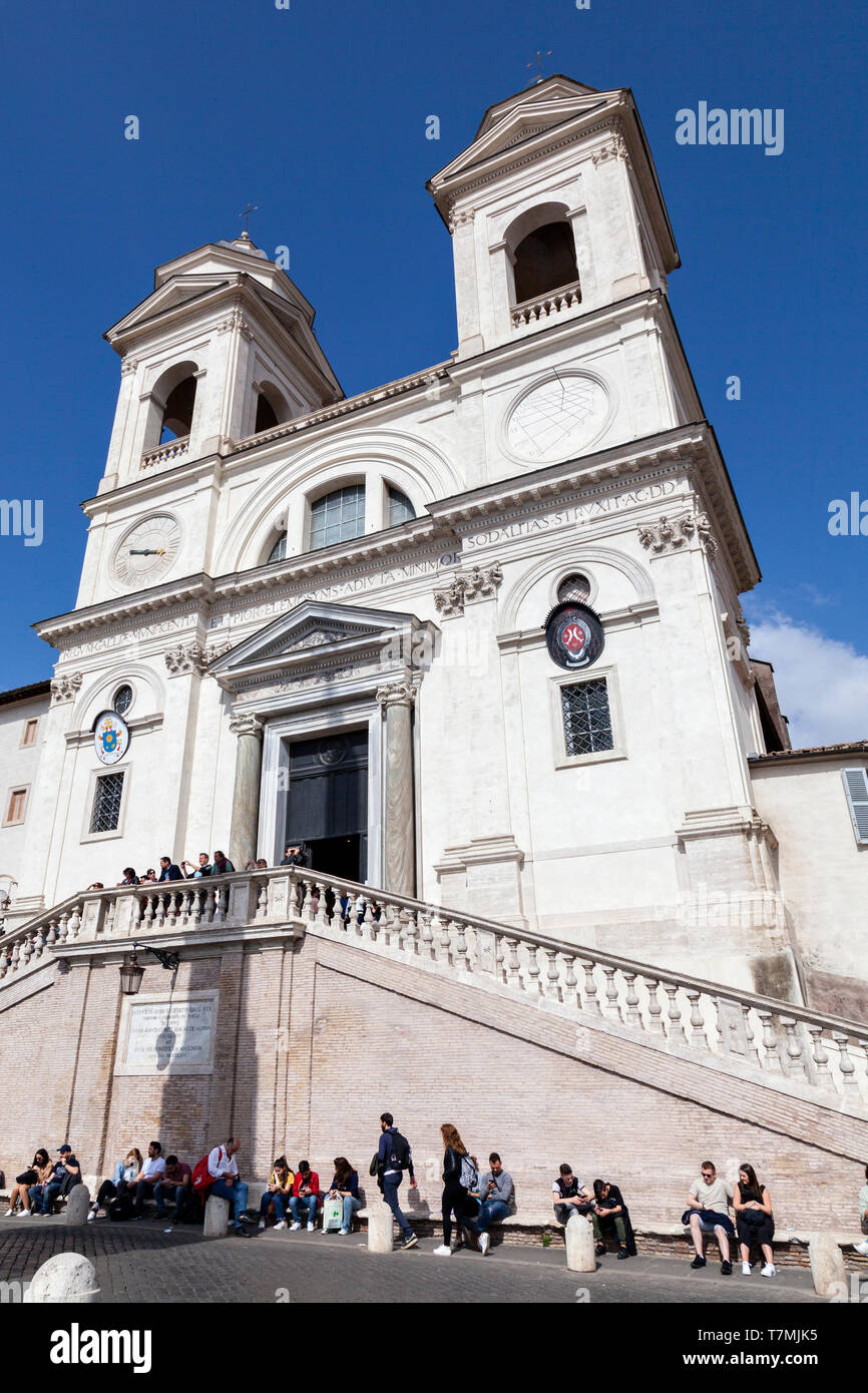 Trinità dei Monti church that overlooks the Spanish Steps, Rome,Italy ...