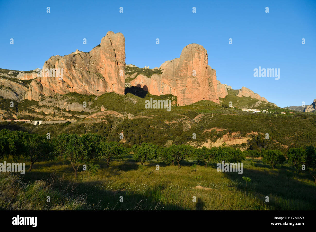 Spain, Hoya de Huesca, Rio Gallego Valley, Los Mallos, Mallos de Riglos ...