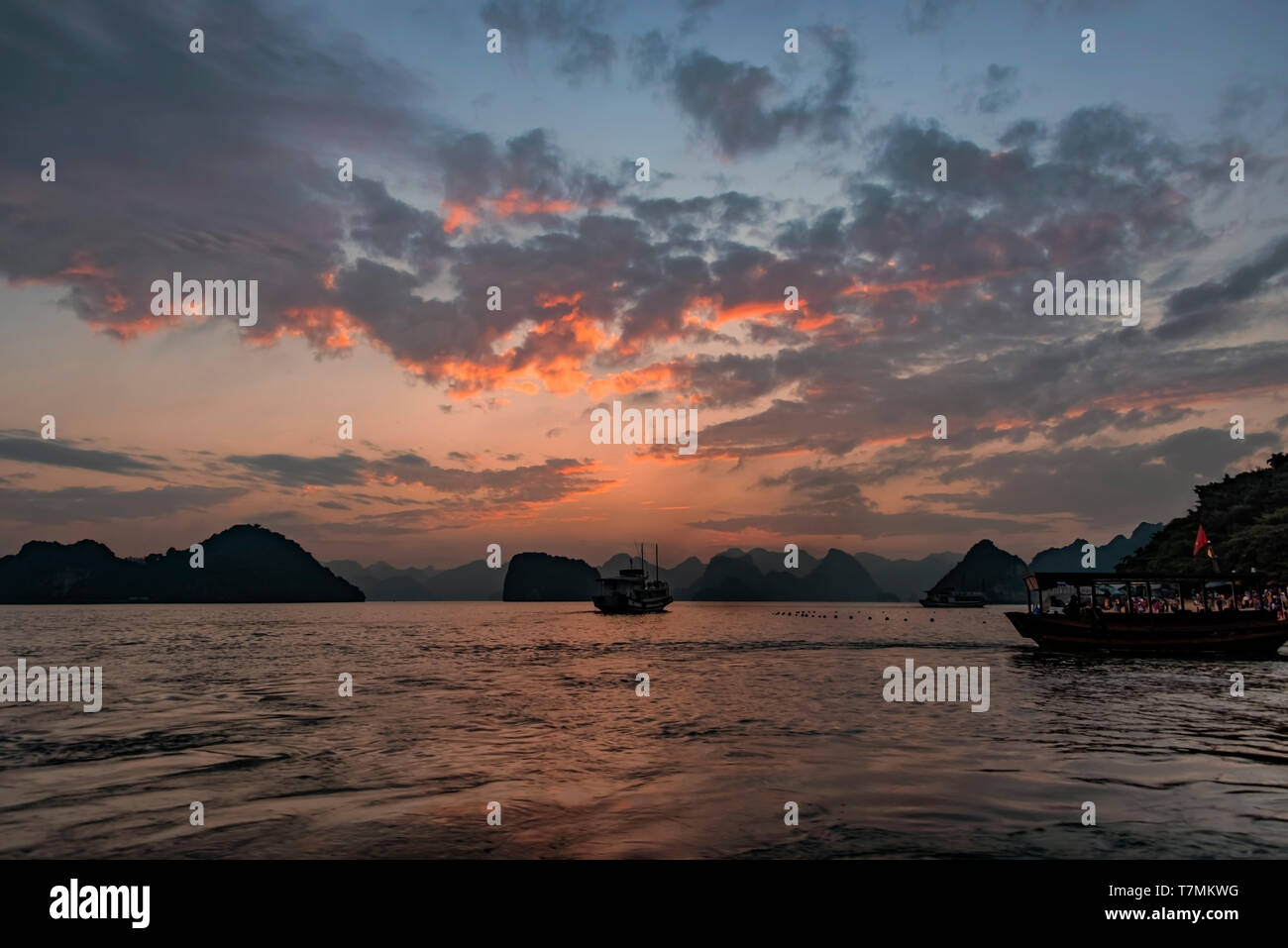 Ha long bay travel hi-res stock photography and images - Alamy