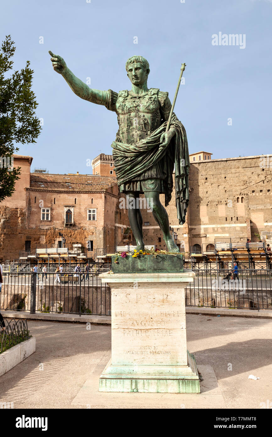 Julius caesar statue hi-res stock photography and images - Alamy