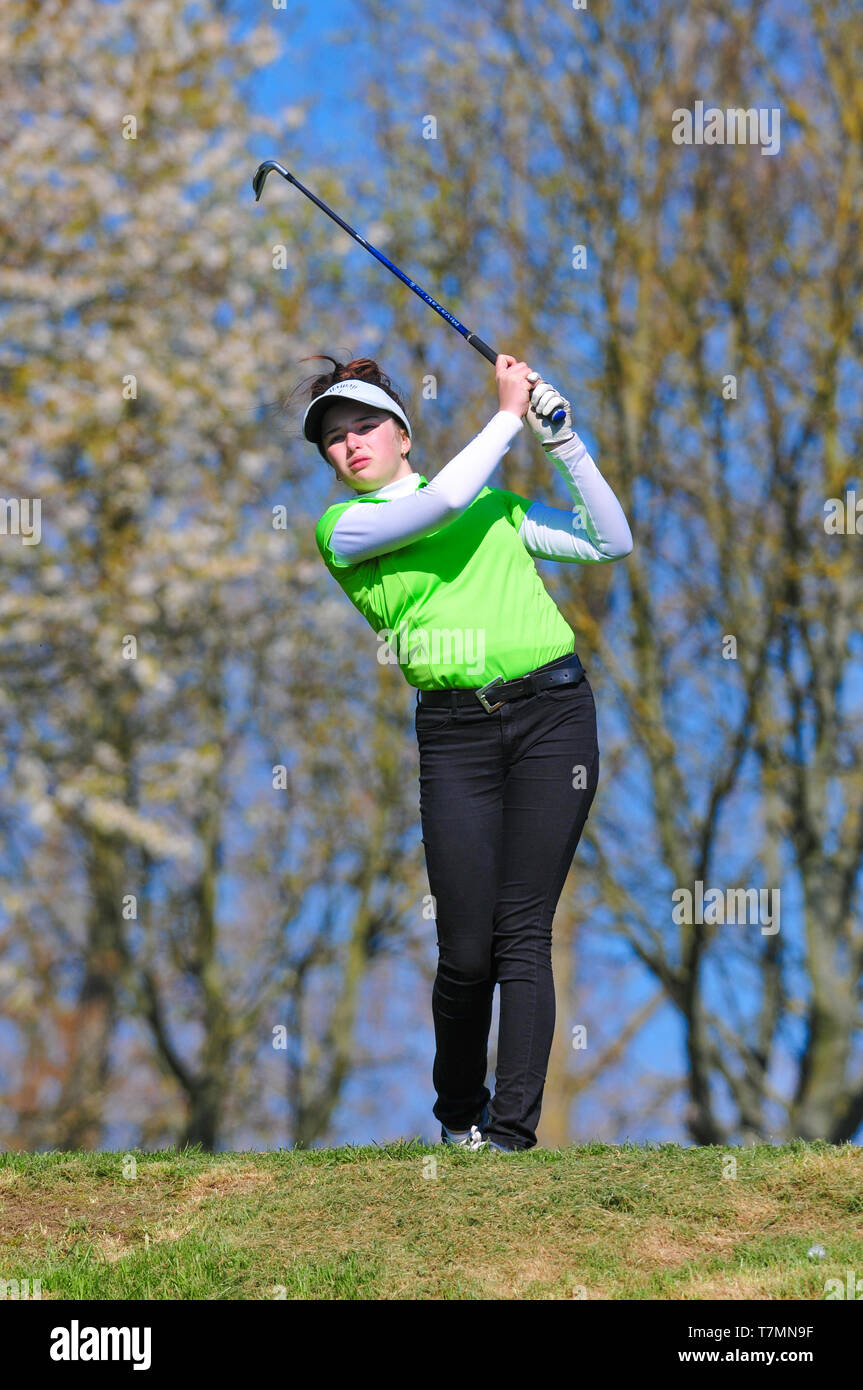 Young girl playing golf swinging a golf club Stock Photo - Alamy
