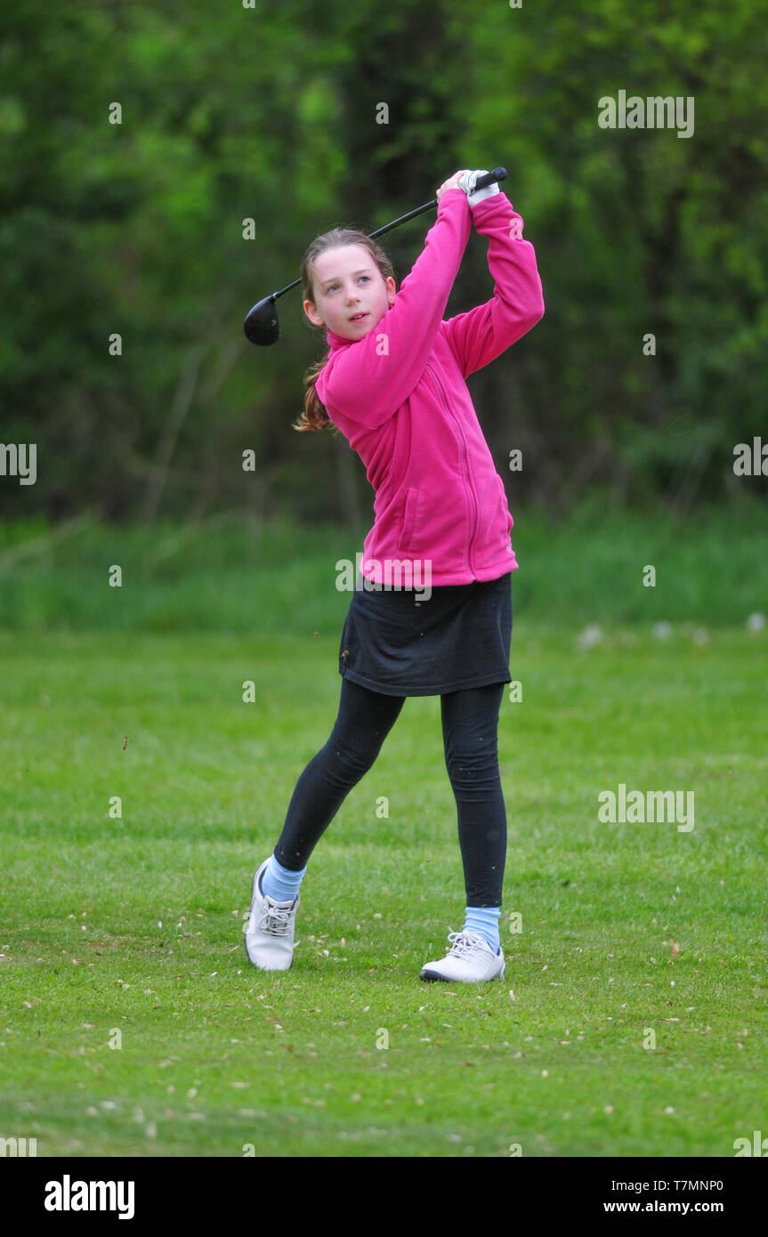 Young girl playing golf swinging a golf club Stock Photo - Alamy