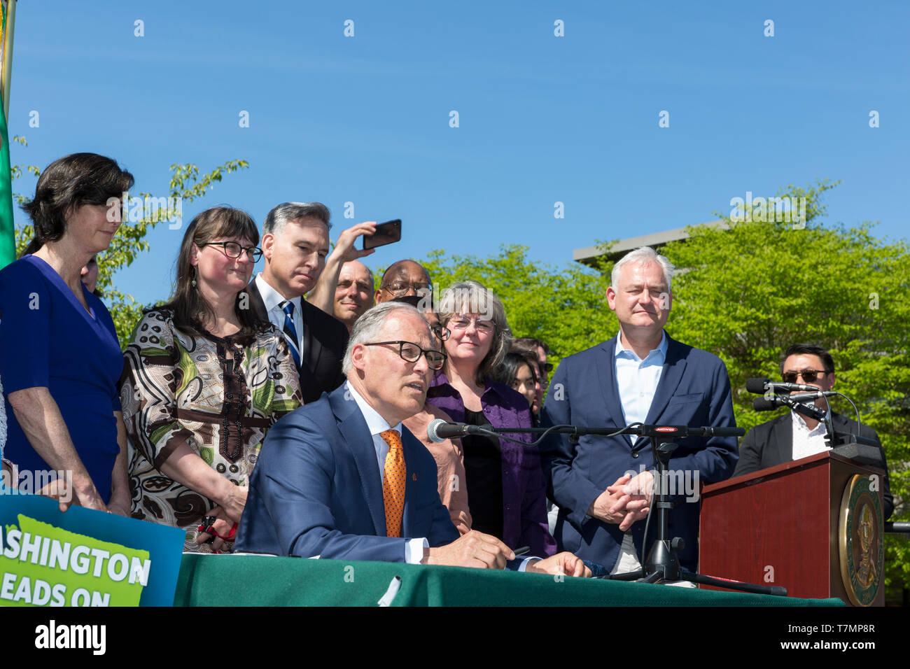 Governor jay inslee signs hi-res stock photography and images - Alamy