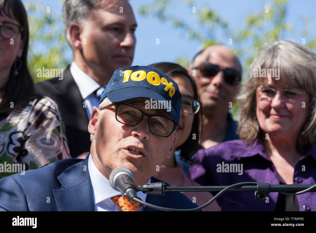 Jay inslee signing hi-res stock photography and images - Alamy