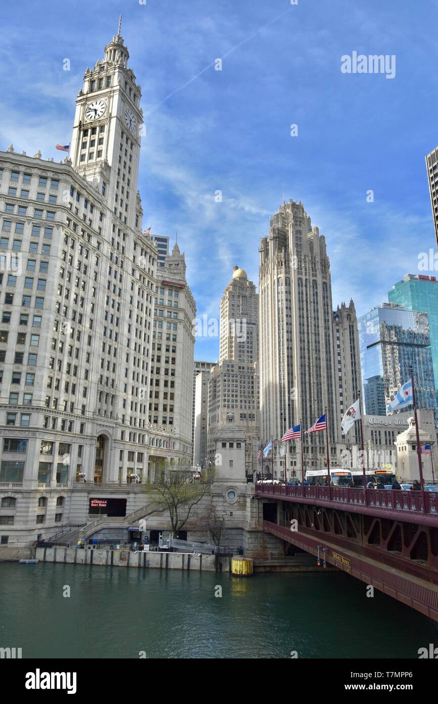Views along the Chicago River along the North Side of the Chicago Loop ...