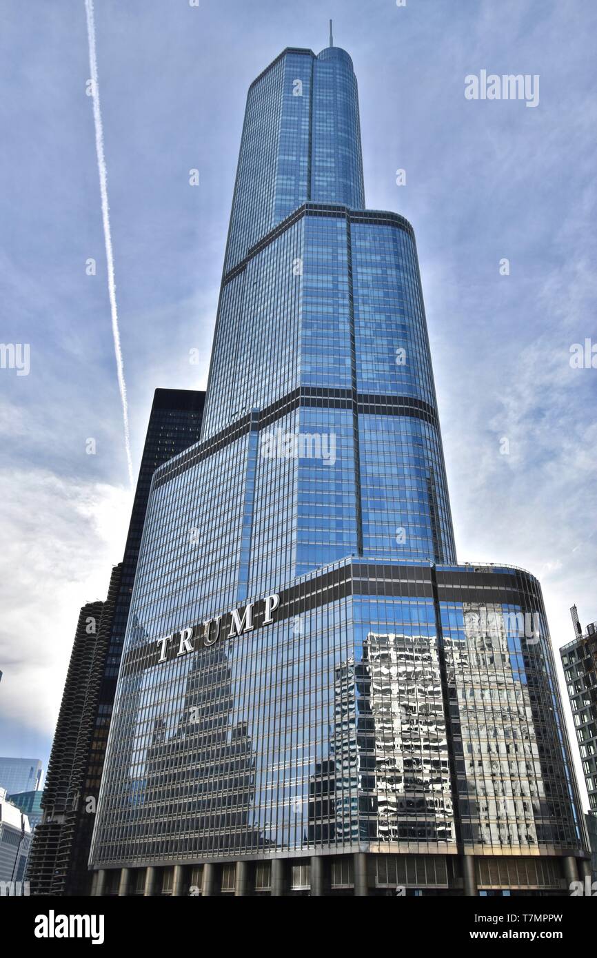 Trump Tower Chicago Logo Chicago's Trump Tower Signage Gets A Lift