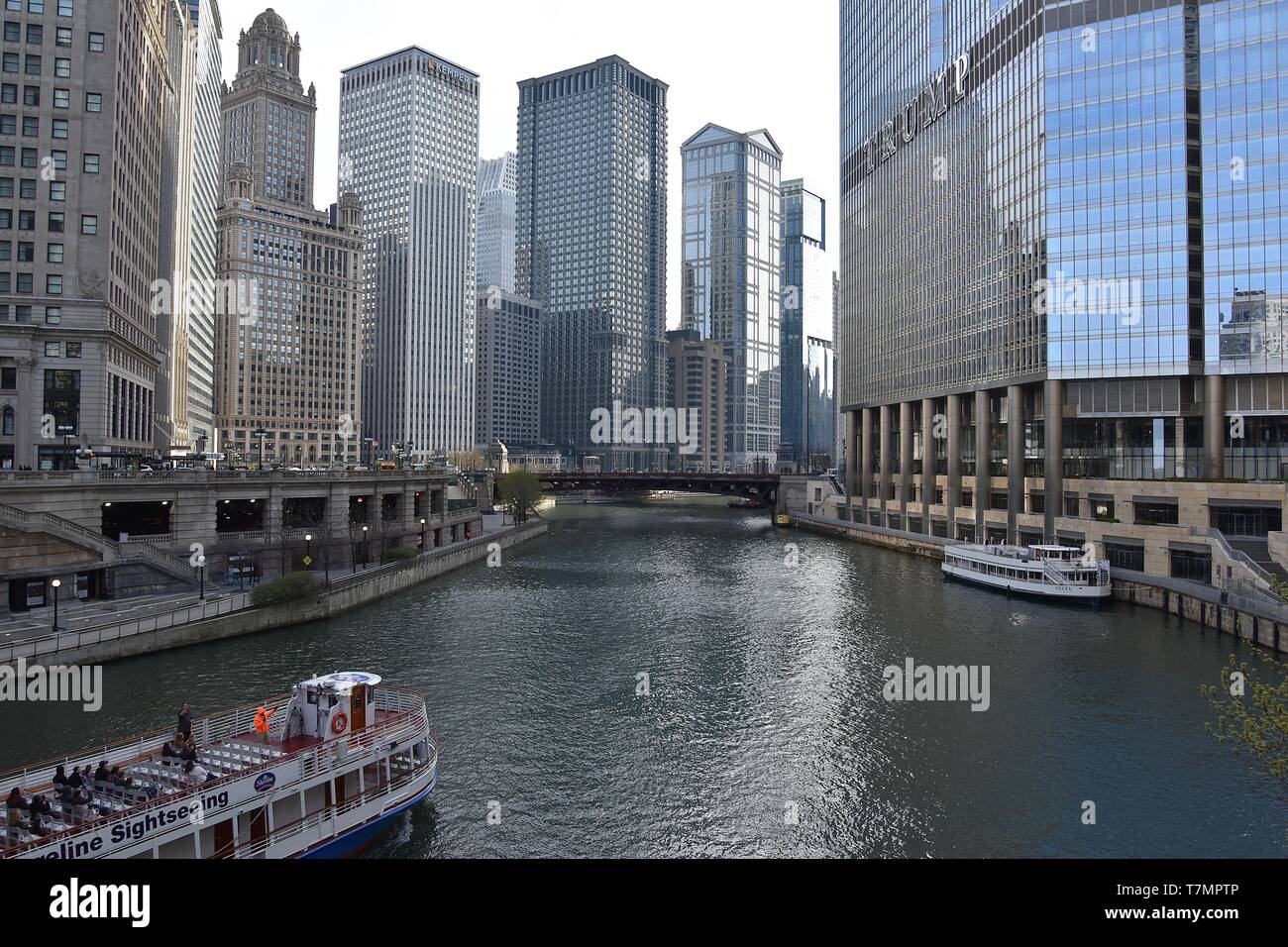 Views along the Chicago River along the North Side of the Chicago Loop ...