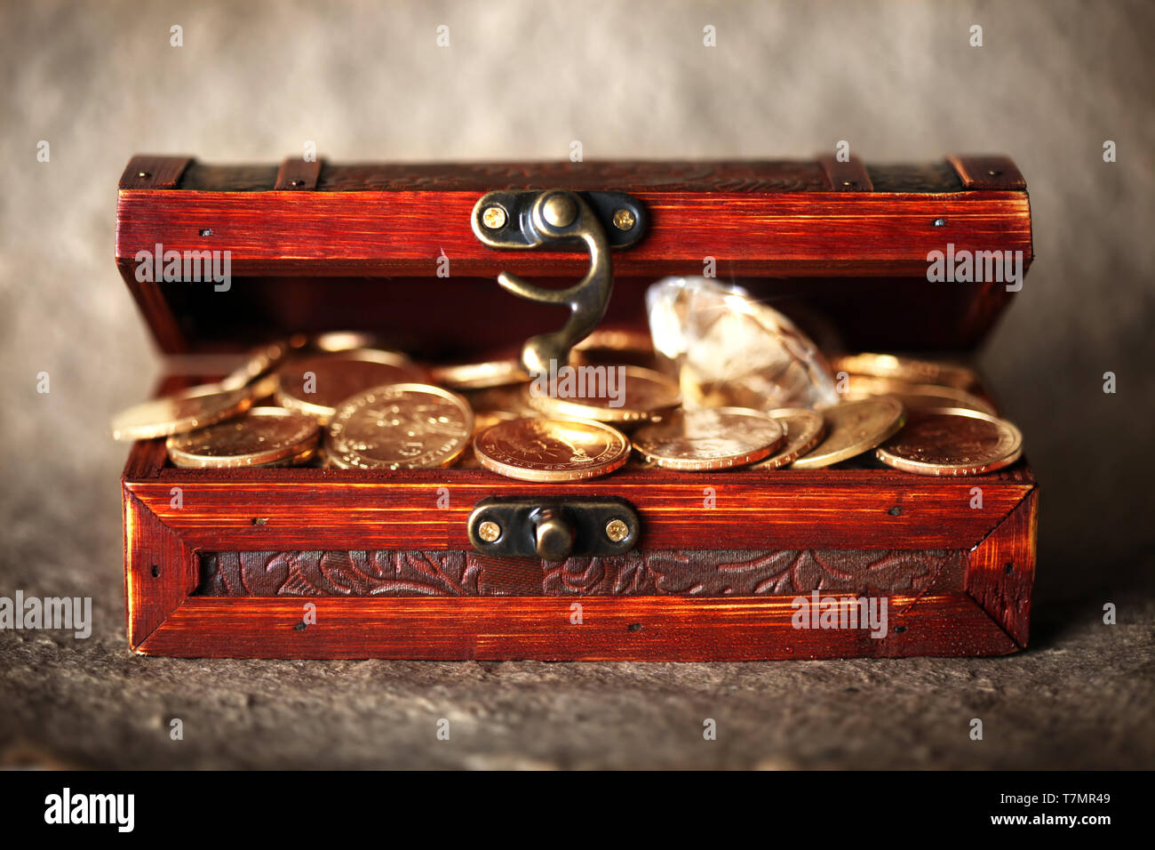 Treasure chest gold and silver coin hi-res stock photography and images ...
