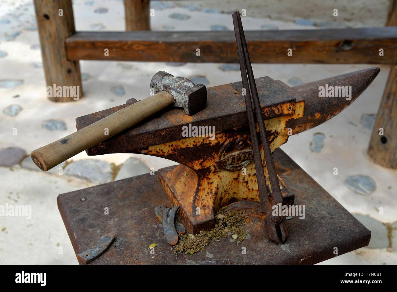 Anvil and hammer hi-res stock photography and images - Alamy