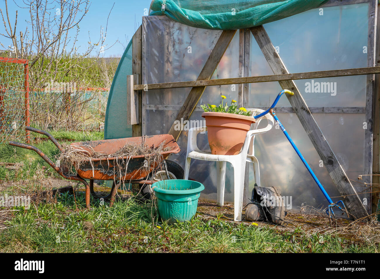 Abandoned shoes ground abandoned hi-res stock photography and images ...