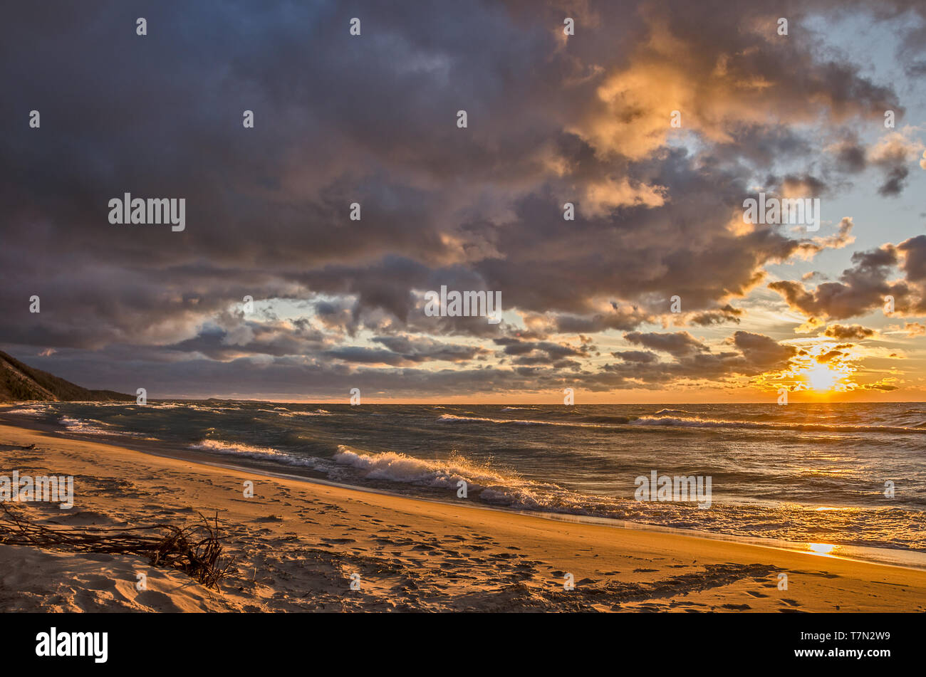 Deserted beach divided hi-res stock photography and images - Alamy