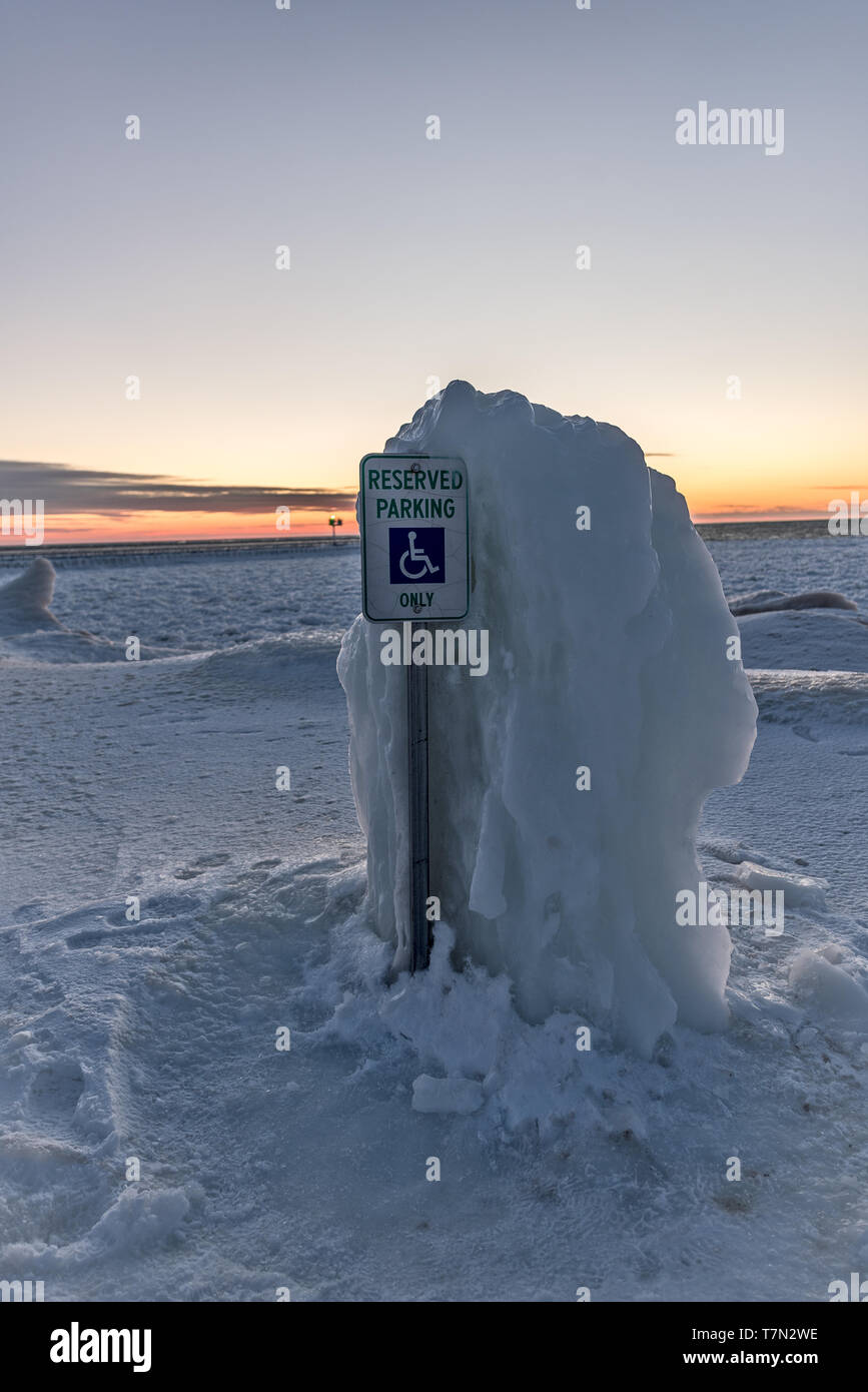 Divided highway sign hi-res stock photography and images - Alamy