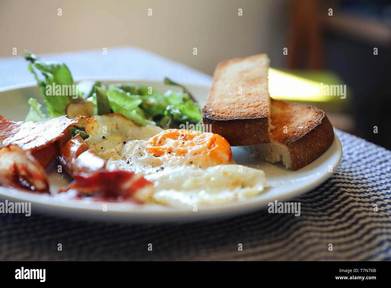 Full english breakfast fried bread hi-res stock photography and images ...