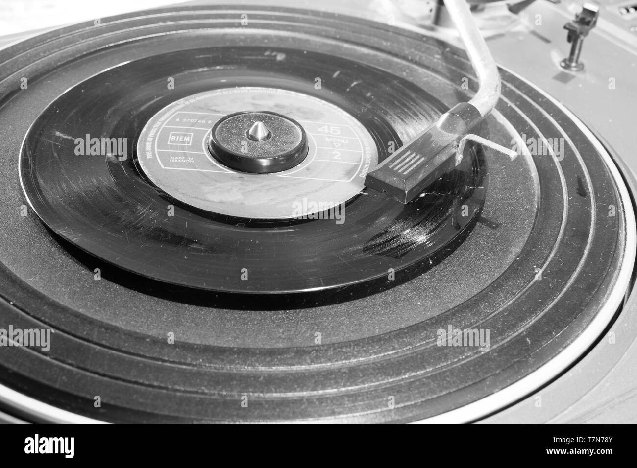 Old style vinyl record spinning hi-res stock photography and images - Alamy