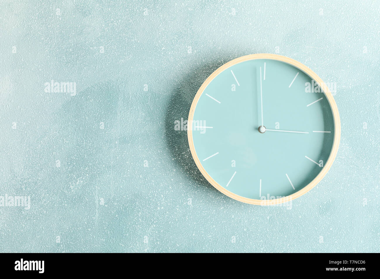 Big red wall clock hi-res stock photography and images - Alamy