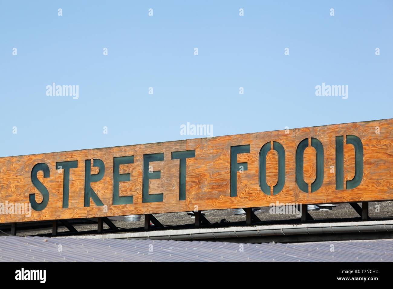Street food sign hi-res stock photography and images - Alamy