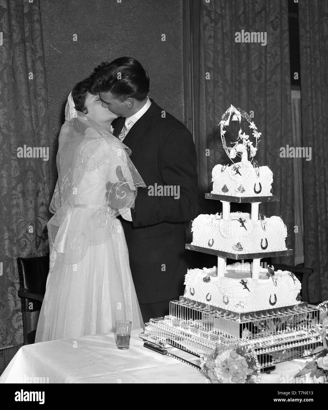 1960s wedding cake hi-res stock photography and images - Alamy