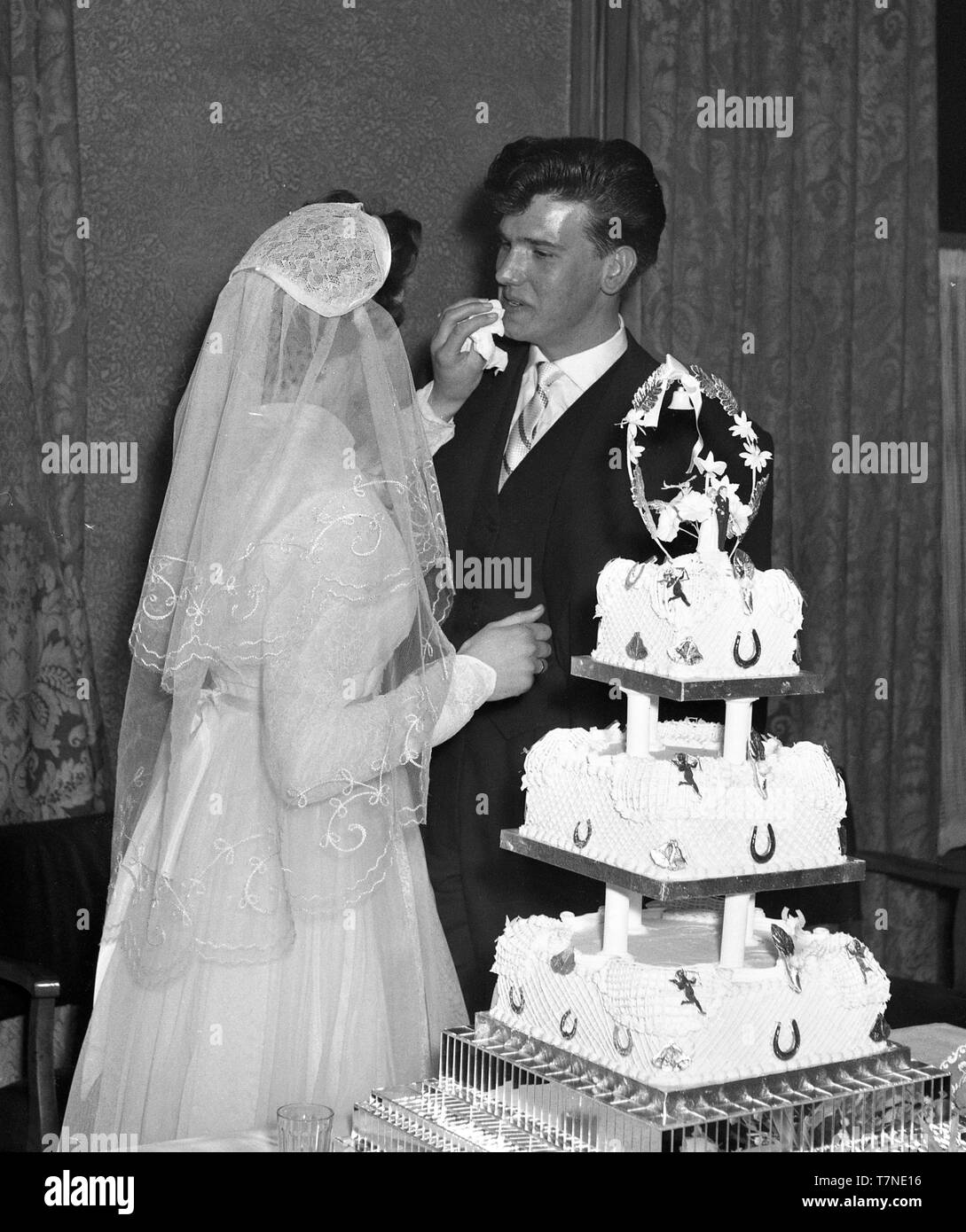 1960s wedding cake hi-res stock photography and images - Alamy