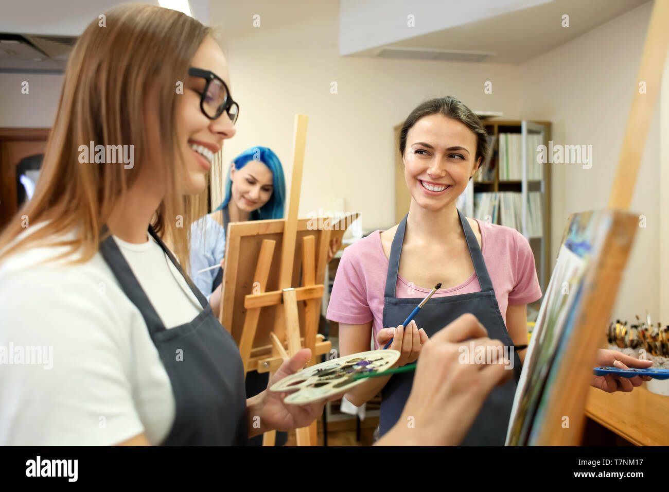 Female students painting still hi-res stock photography and images - Alamy