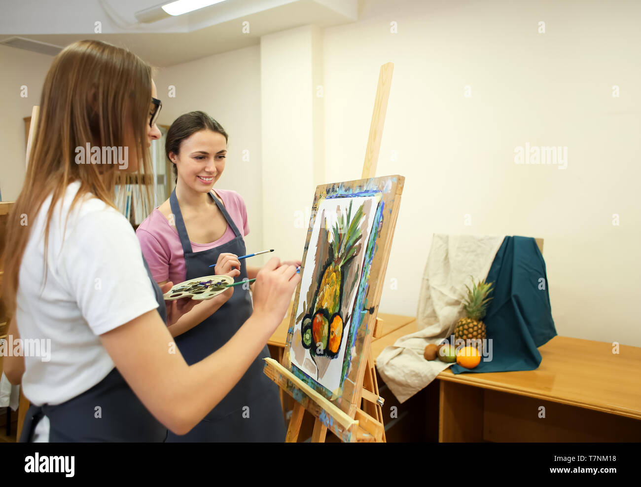 Female students painting still hi-res stock photography and images - Alamy