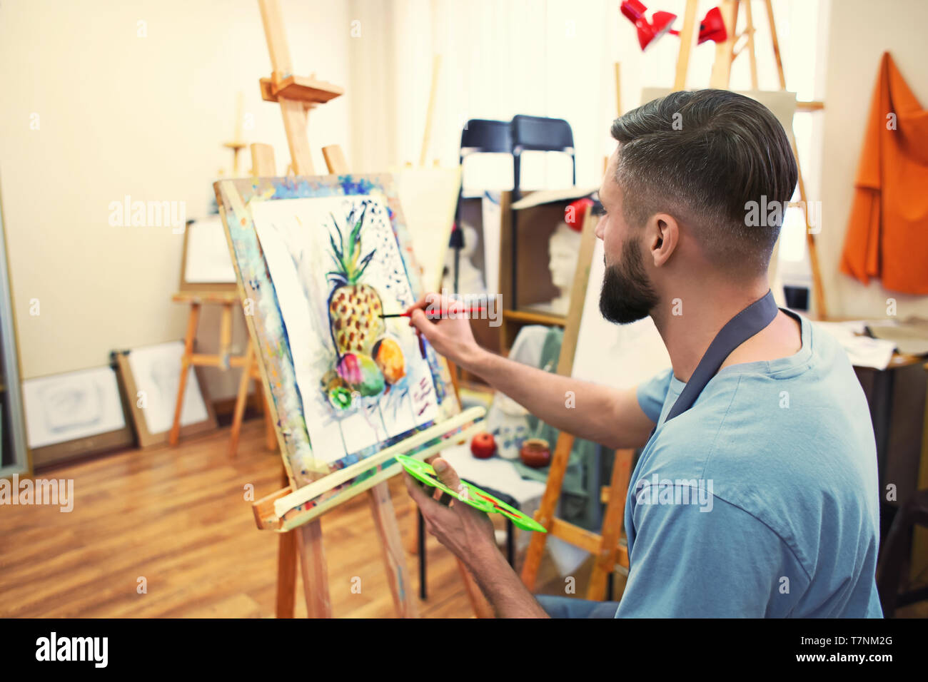 Male art student drawing at easel hi-res stock photography and images ...