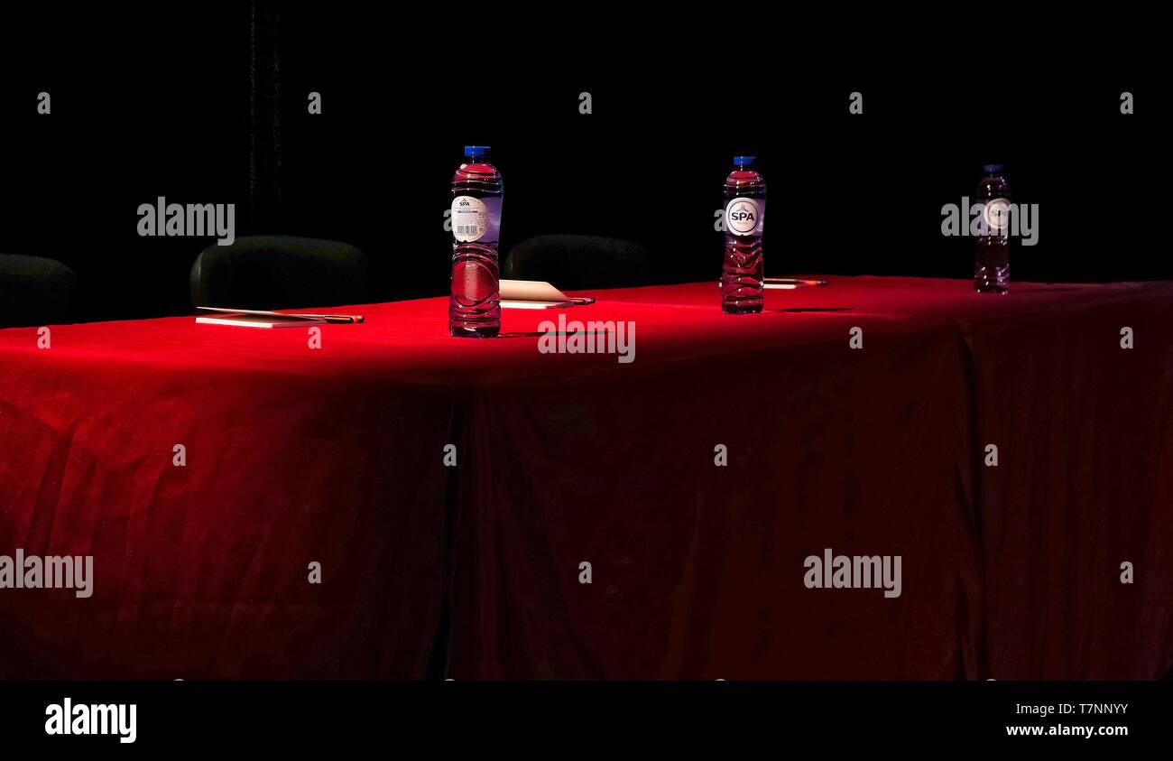 Two bottles of water hi-res stock photography and images - Alamy