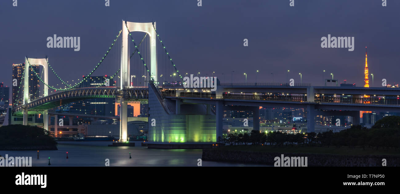 Rainbow bridge boats tokyo bay night hi-res stock photography and ...