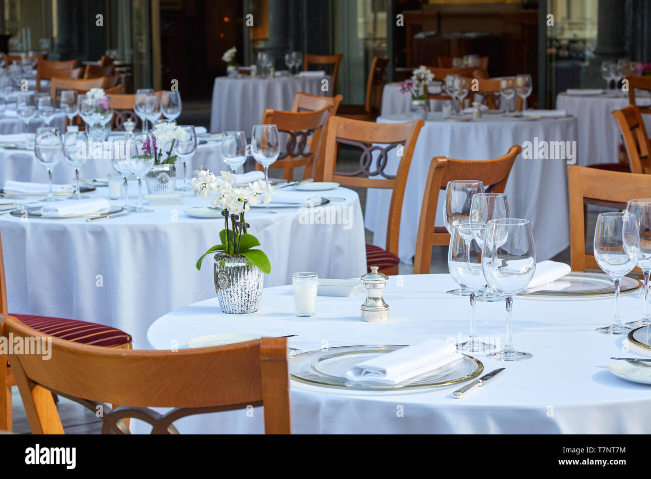 Outdoor dining table and chairs hi-res stock photography and images - Alamy