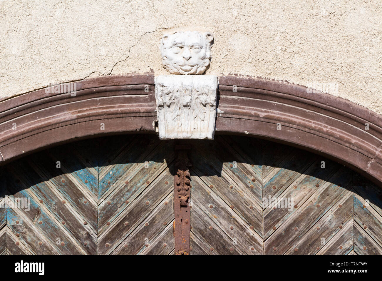 Lion head keystone on an arched Baroque gate frame Stock Photo - Alamy