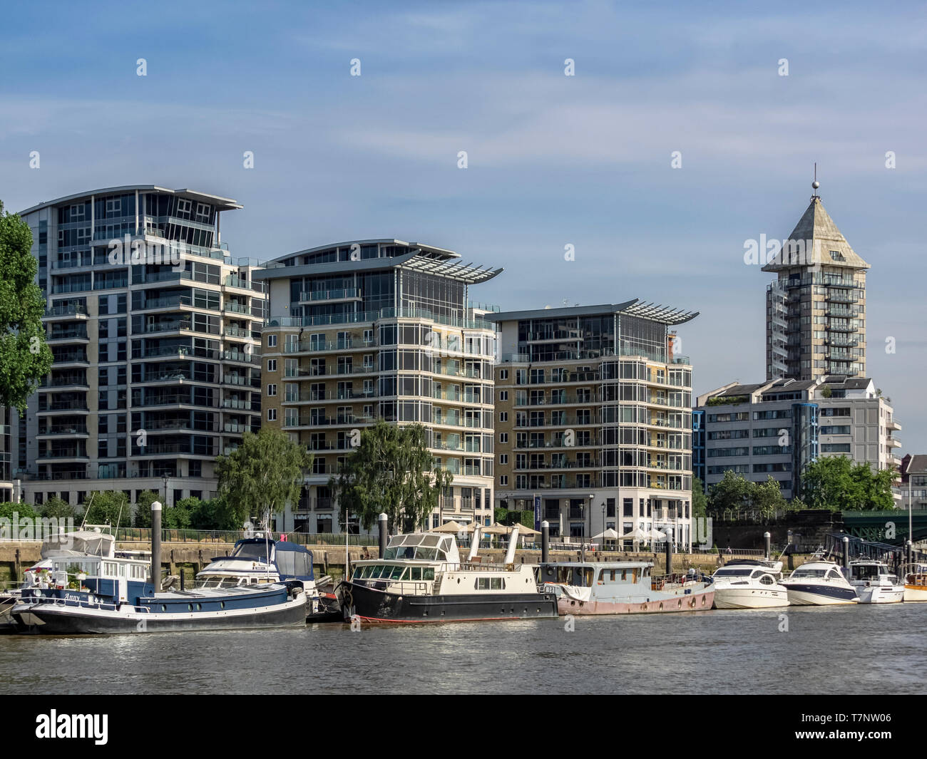 Buildings along the thames hi-res stock photography and images - Alamy