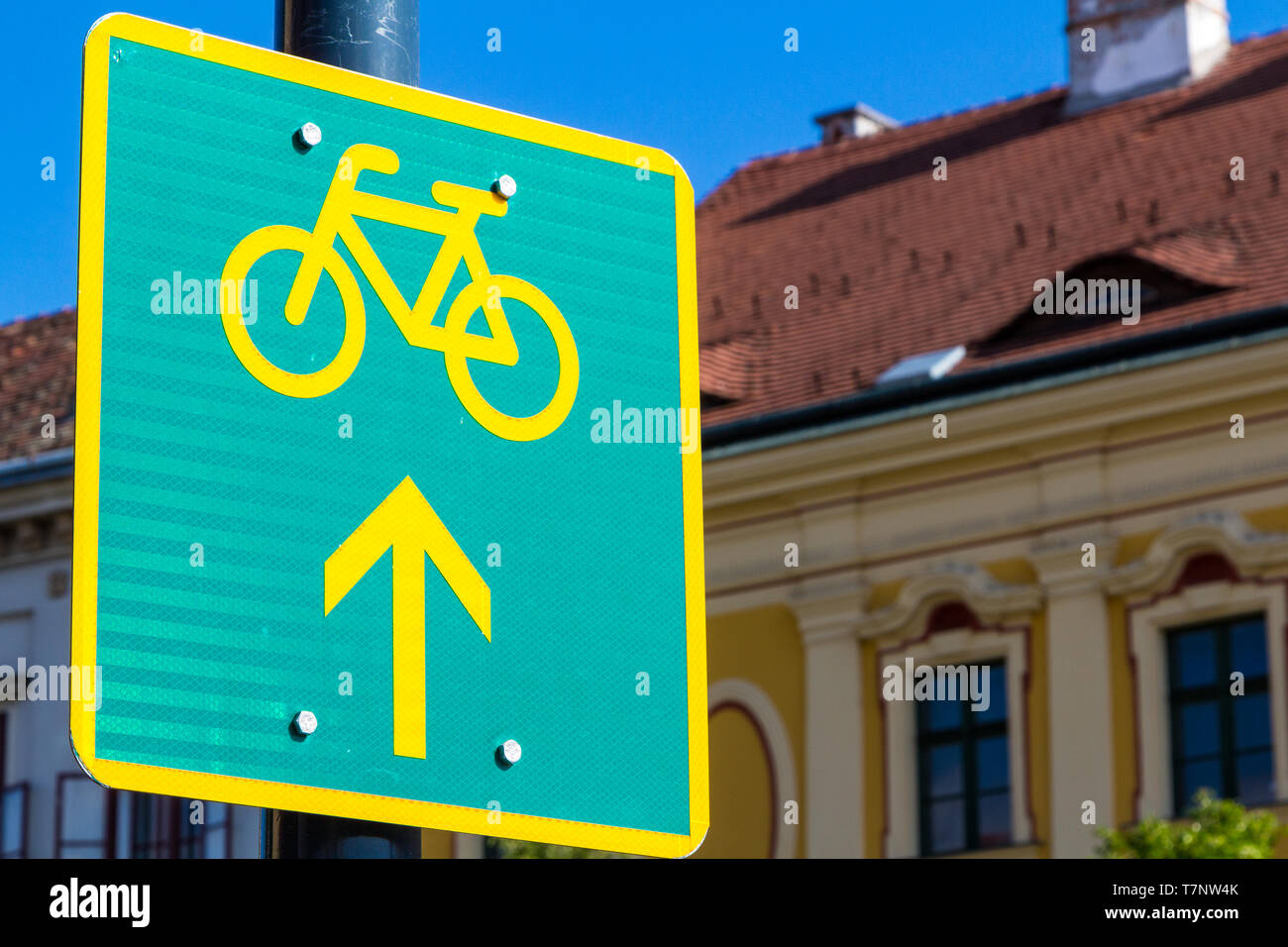 Green cycling route sign hi-res stock photography and images - Alamy