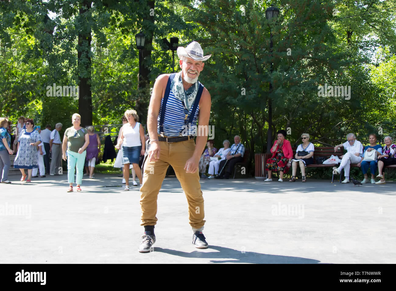 Old people dancing funny hi-res stock photography and images - Alamy