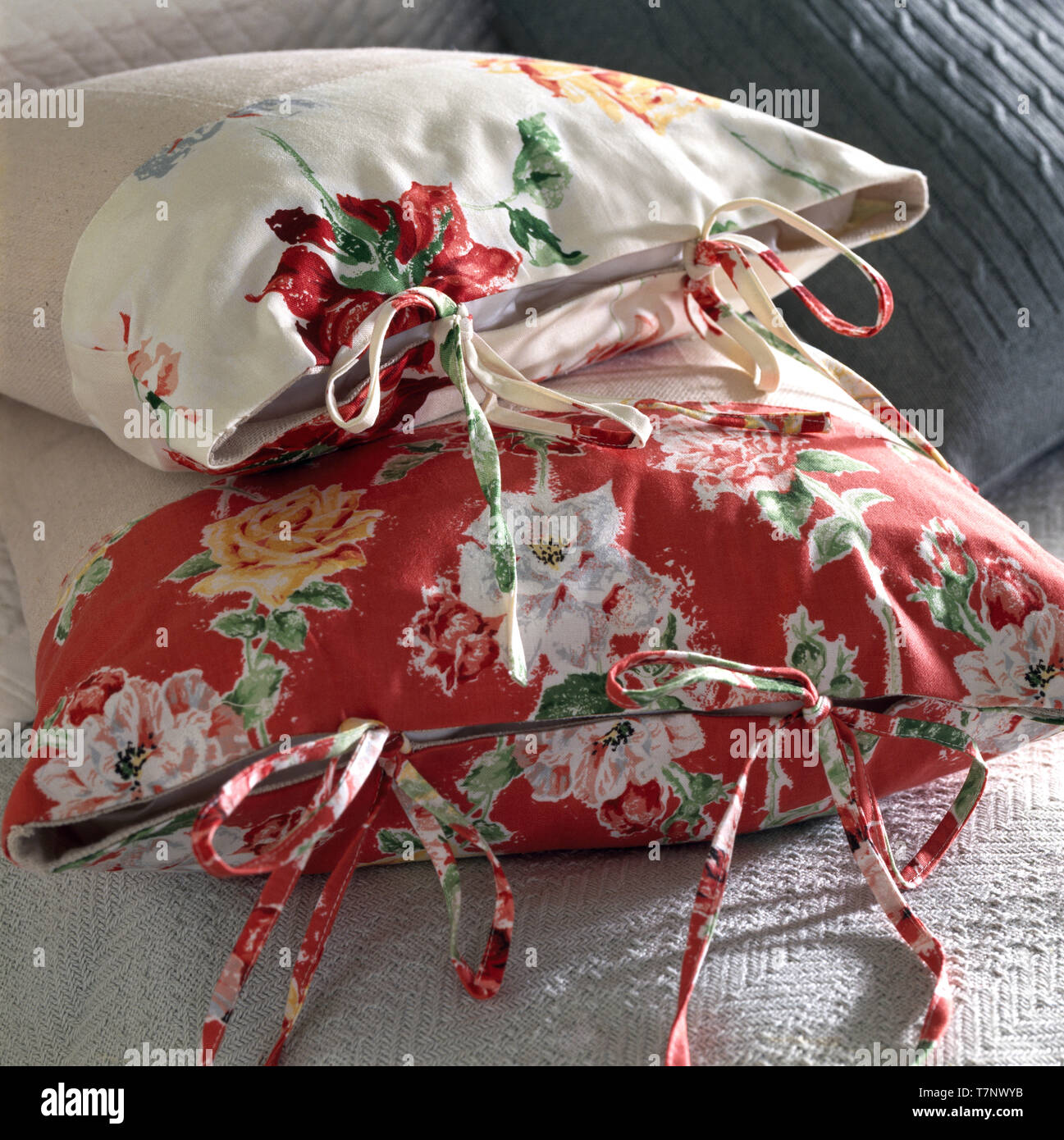 Red floral tie hi-res stock photography and images - Alamy