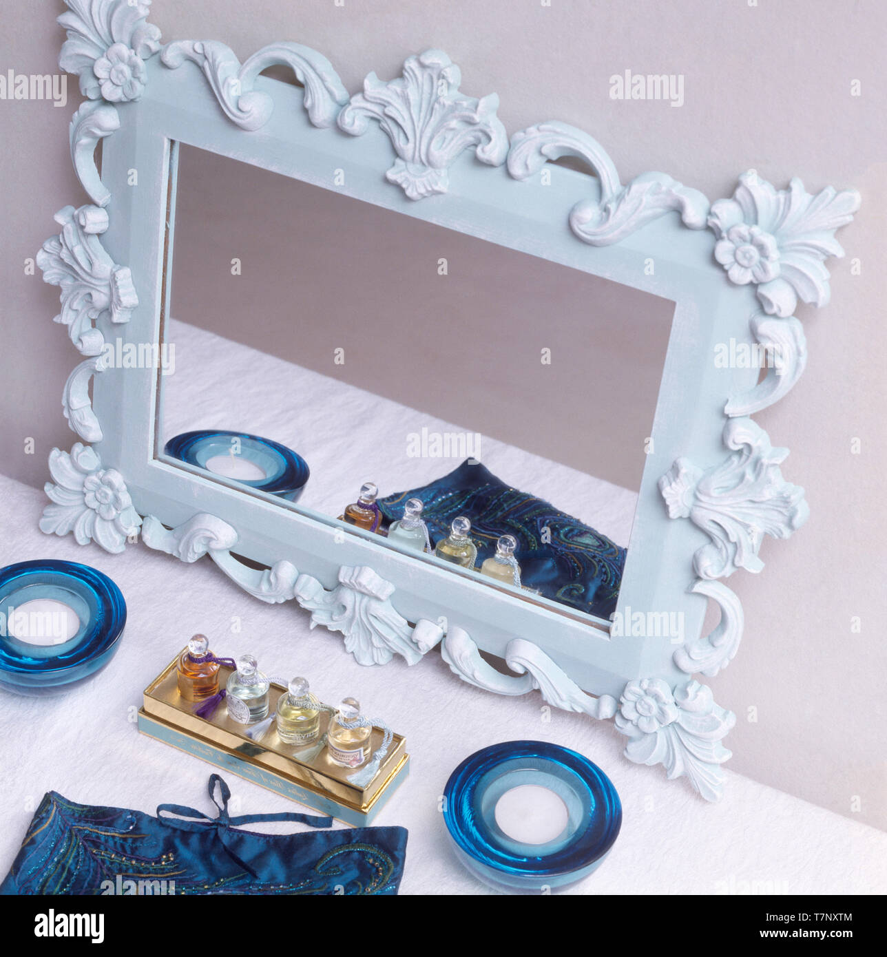 Ornate mirror hi-res stock photography and images - Alamy